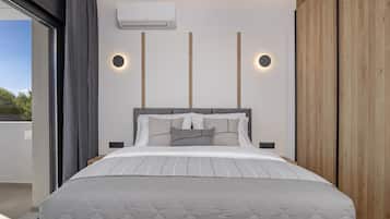 Villa de Luxo, 4 quartos, vista para a piscina | Cofre com capacidade para portátil, cortinas/cortinados opacos