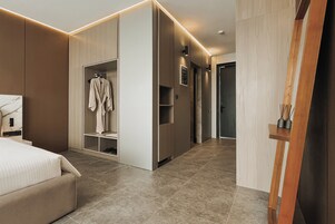 Estúdio luxo, vista para a piscina | Roupas de cama de algodão egípcio, roupas de cama premium, escrivaninha