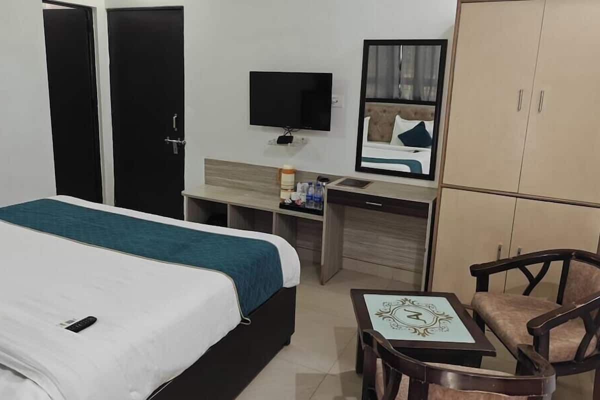 Quarto casal ou duplo luxo | Cofres nos quartos, escrivaninha, espaço de trabalho para notebook