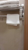 Quarto casal ou duplo luxo | Banheiro | Chuveiro, produtos de toalete biodegradáveis, chinelos, toalhas de banho