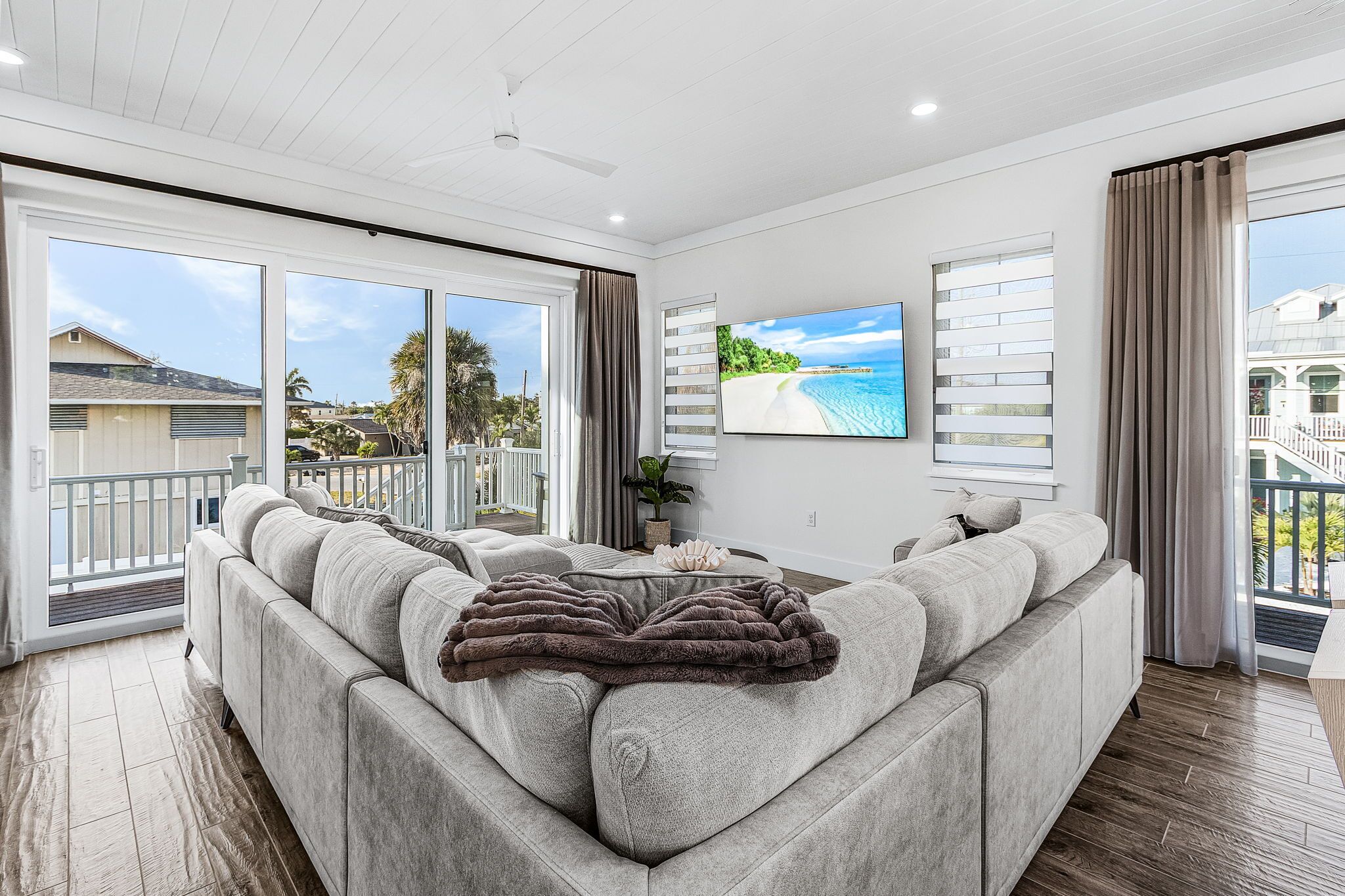 Brand New Luxury 5br 4.5b Home Heated Private Pool. Walk To Beach 1 Block - Fort Myers Beach, FL