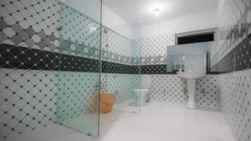 Quarto Duplo Deluxe, vista para a montanha | Casa de banho