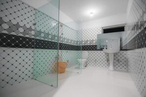 Quarto Duplo Deluxe, vista para a montanha | Casa de banho