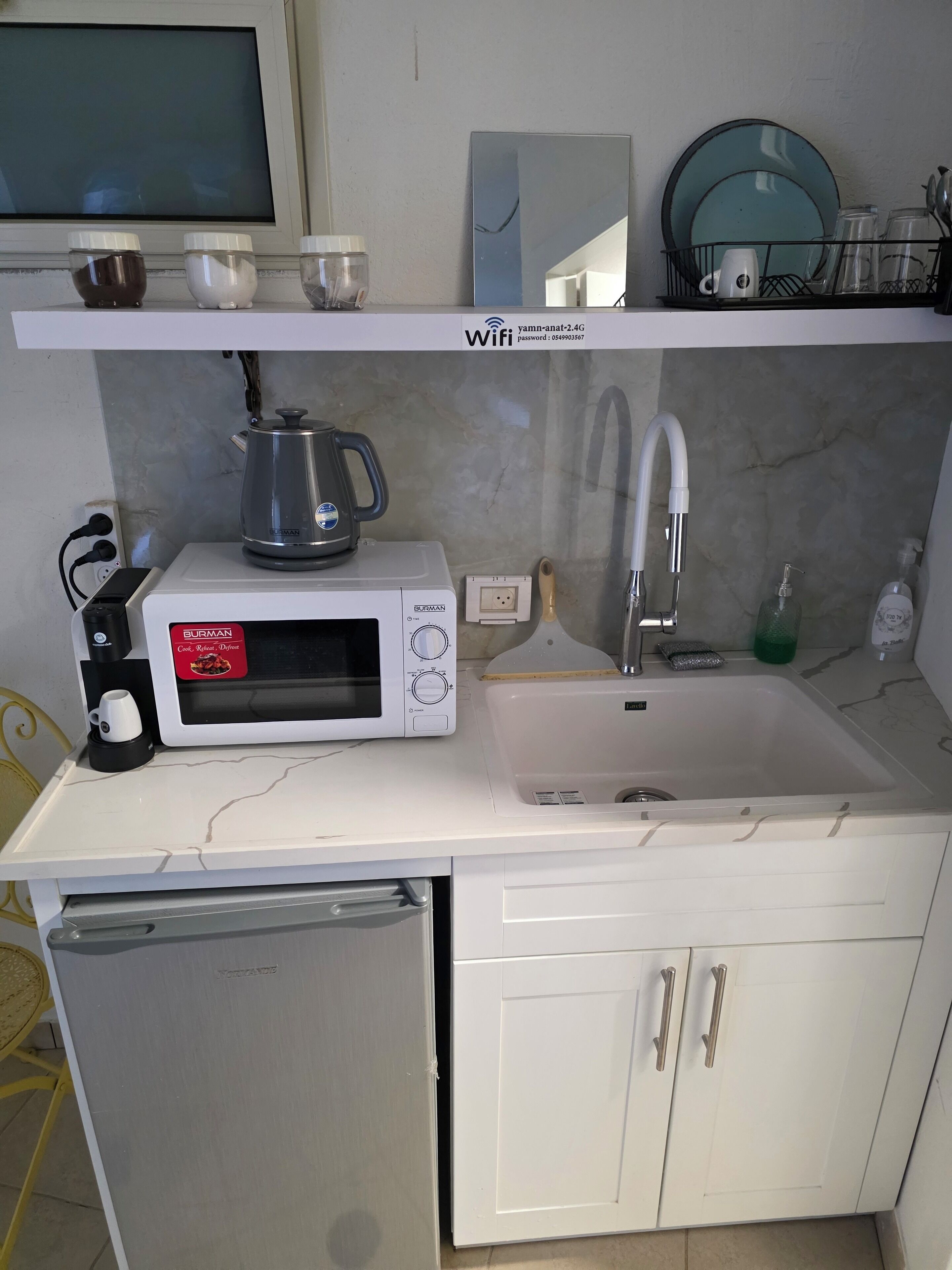 Quarto quádruplo standard, vista para a montanha | Cozinha privada | Frigobar, micro-ondas, cooktop, talheres/pratos/utensílios de cozinha