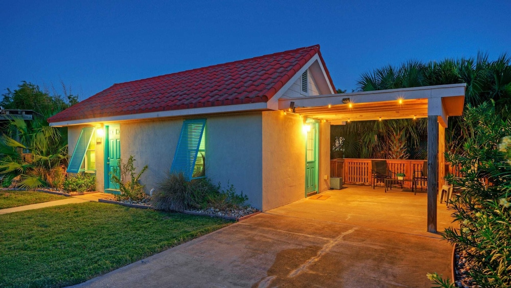 Cozy Cottage W/ Private Yard In Spanish Village Casa San Miguel By Avantstay - Port Aransas, TX