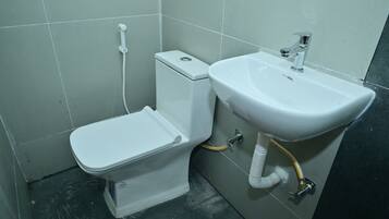 Um polibã, artigos de higiene pessoal grátis, toalhas fornecidas, sabão