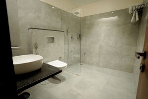 Quarto casal premium | Banheiro | Chuveiro, produtos de toalete grátis, toalhas de banho, sabonete