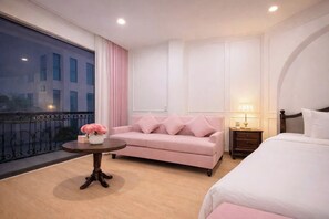 Pink Studio, City View | Cofre no quarto, com decoração personalizada 