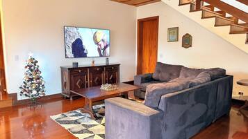 Suite Deluxe | Sala de estar | Smart TV, Netflix, serviços de streaming