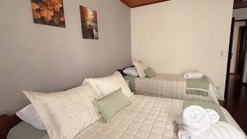 Suite Familiar, varanda, vista para a montanha | Minibar, ferro/tábua de engomar, Wi-fi grátis