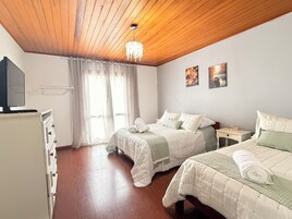 Suite Familiar, varanda, vista para a montanha | Minibar, ferro/tábua de engomar, Wi-fi grátis 