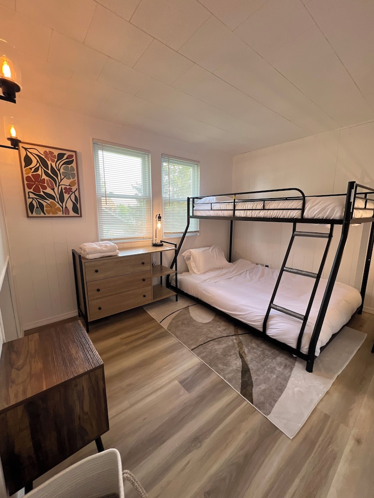 Cozy 6Bed Stay with Bar, Foosball and Ping Pong Table - Bay City | Vrbo
