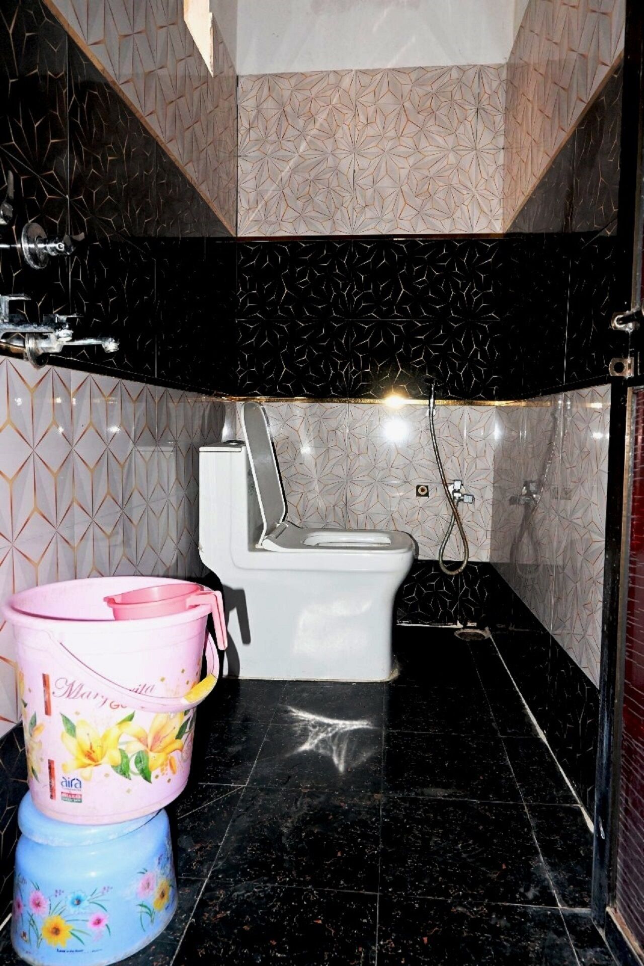 Quarto Quádruplo Deluxe | Casa de banho | Um polibã, toalhas fornecidas, sabão, champô 