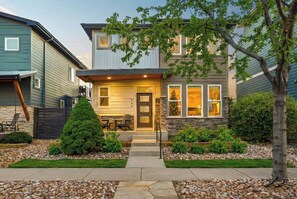 NEW! Walk 2 town • Rooftop hot tub •2 King beds • Dog friendly • Luxury ...