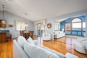 4-bedroom/2.5 bath Lake house in Muskegon on peaceful Wolf Lake Reviews ...