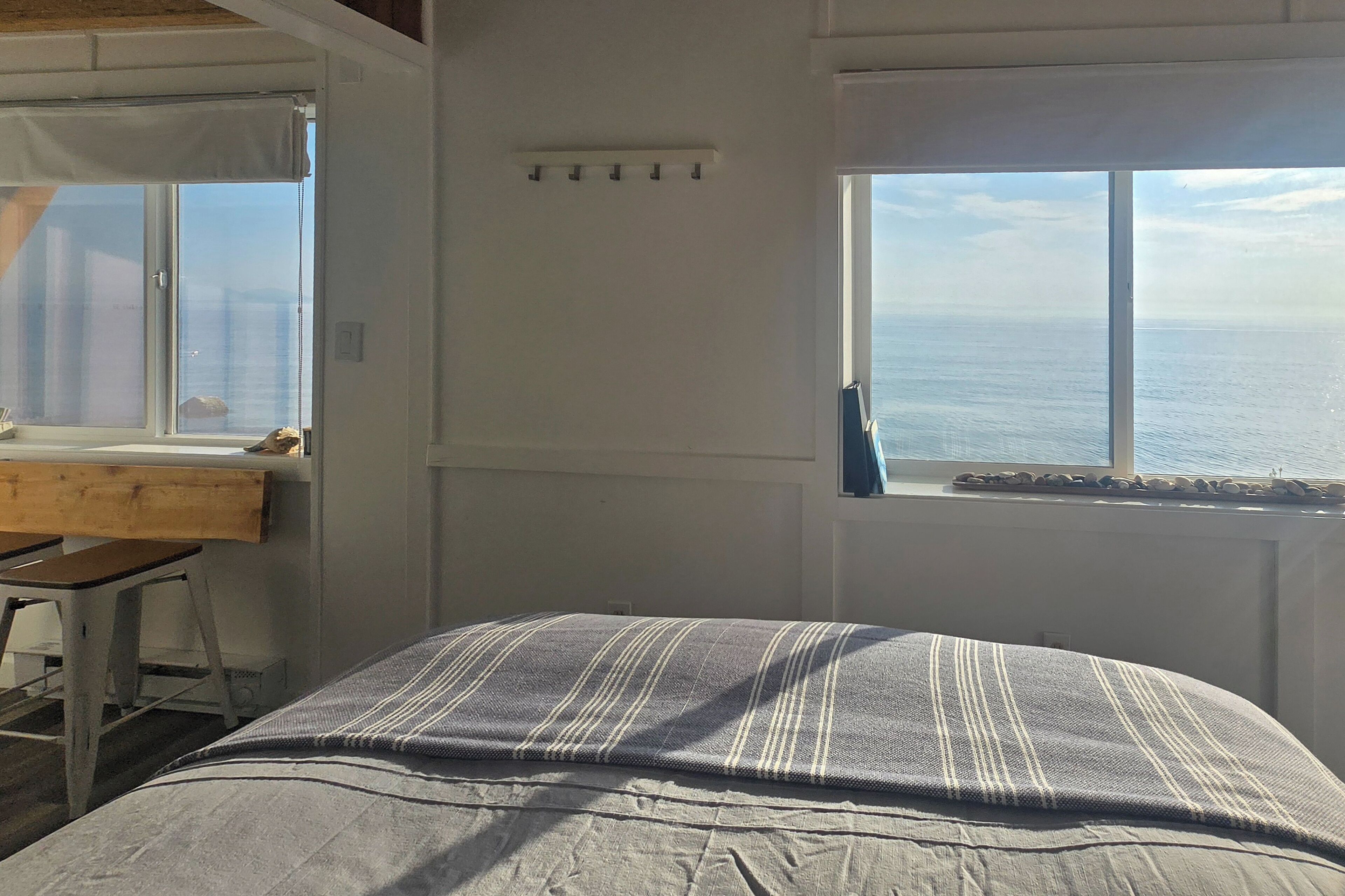 Beachfront Studio W/ Lovely Views, Private Patio - Point Roberts, WA