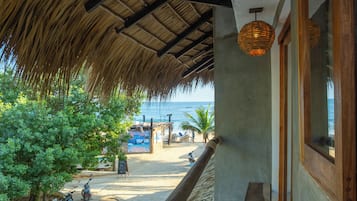 Quarto Júnior, varanda, vista parcial para o mar | Terraço/pátio interior
