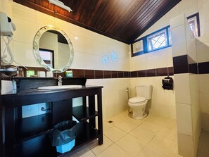 Quarto Quádruplo Deluxe, vista para o pátio | Casa de banho | Um polibã, um secador de cabelo, toalhas fornecidas, sabão