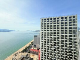 Vista para praia/oceano