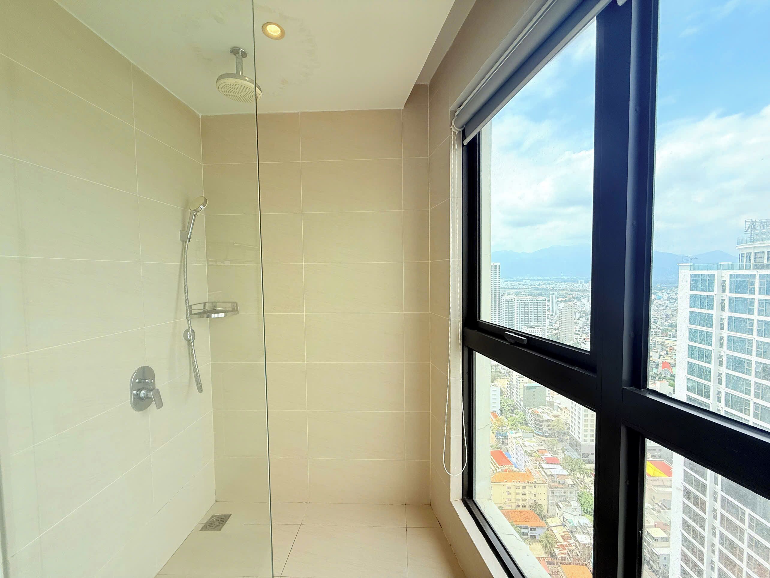 Apartamento Cidade, varanda, vista para o mar | Casa de banho | Um polibã, artigos de higiene pessoal grátis, um secador de cabelo 