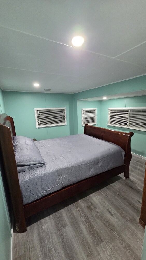Beautiful & Relaxing 2-Bedroom Mobile Home in 55+ Resort with Pool ...