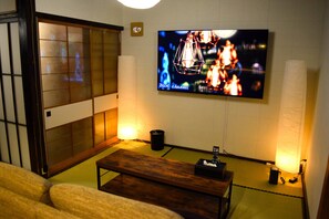 Casa de Férias | Sala de estar | Televisor de ecrã plano de 65 polegadas com canais digitais, Netflix 