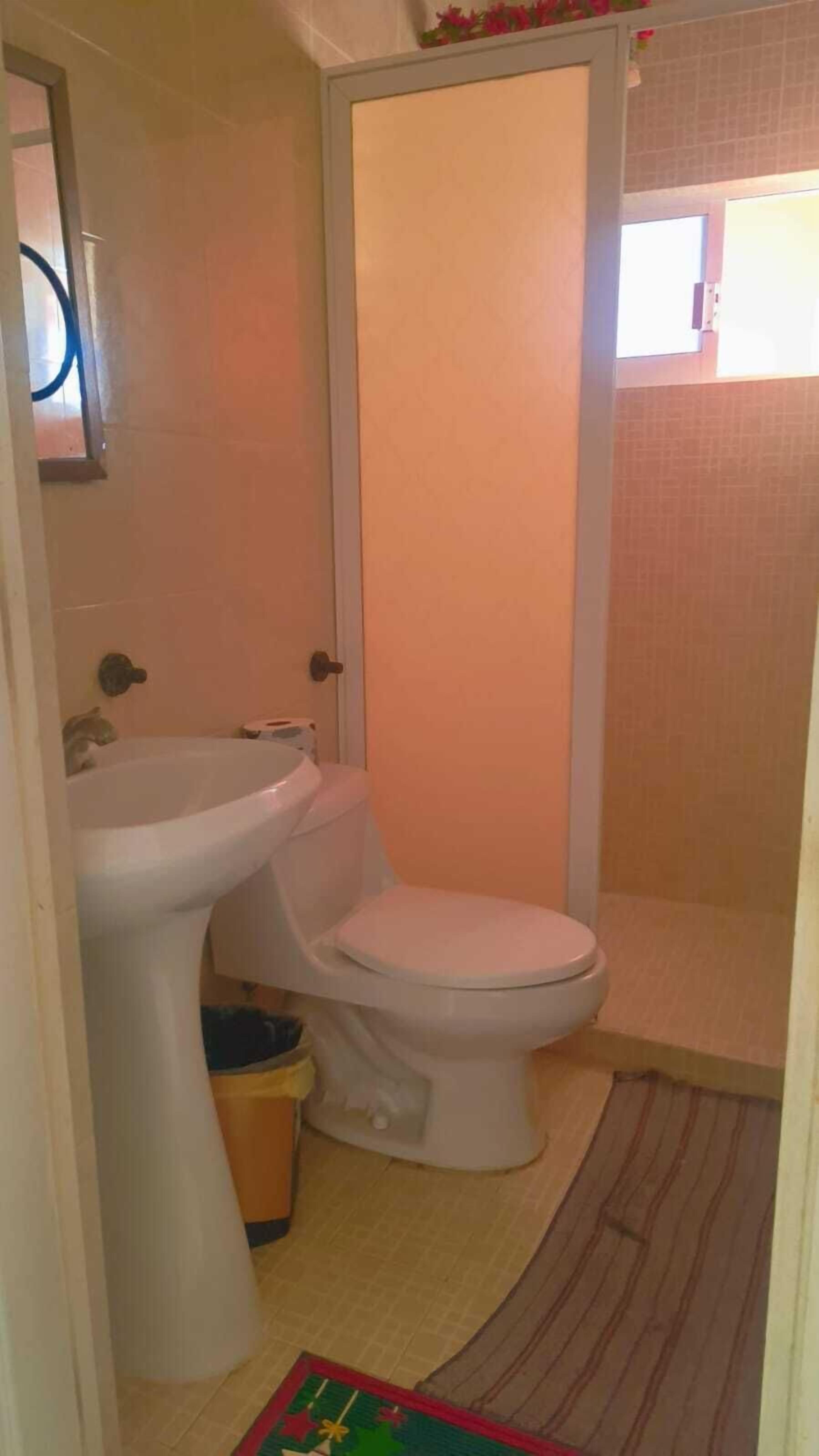 Banheira, toalhas de banho, sabonete, shampoo