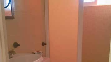 Banheira, toalhas de banho, sabonete, shampoo