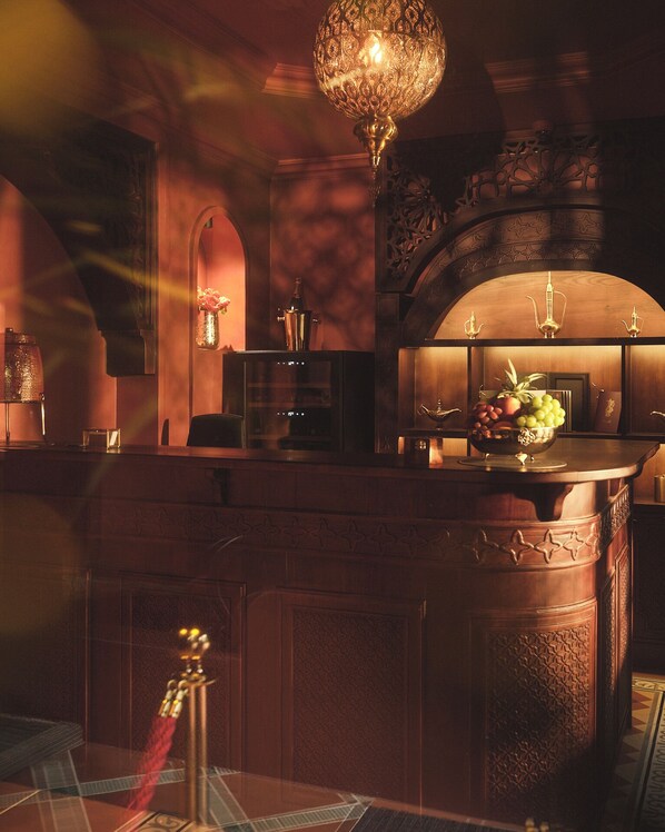 Um lobby luxuoso com decoração requintada, uma área de bar central e uma fonte decorativa.