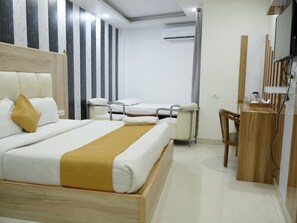 Quarto Duplo ou Twin Deluxe, Vista para a cidade | Cofre no quarto, secretária, cortinas/cortinados opacos 
