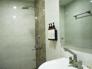 Quarto Duplo ou Twin Deluxe | Casa de banho | Roupões, chinelos, toalhas fornecidas, sabão 