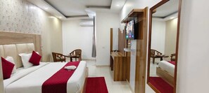 Quarto Duplo ou Twin Deluxe, Vista para a cidade | Cofre no quarto, secretária, cortinas/cortinados opacos 
