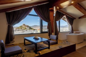 Quarto casal panorâmico, vista para o jardim | Área de estar | TV LCD 55 polegadas com canais a cabo, lareira