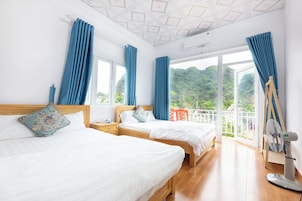 Quarto quádruplo luxo, 2 camas de casal | Escrivaninha, espaço de trabalho para notebook, Wi-Fi de cortesia