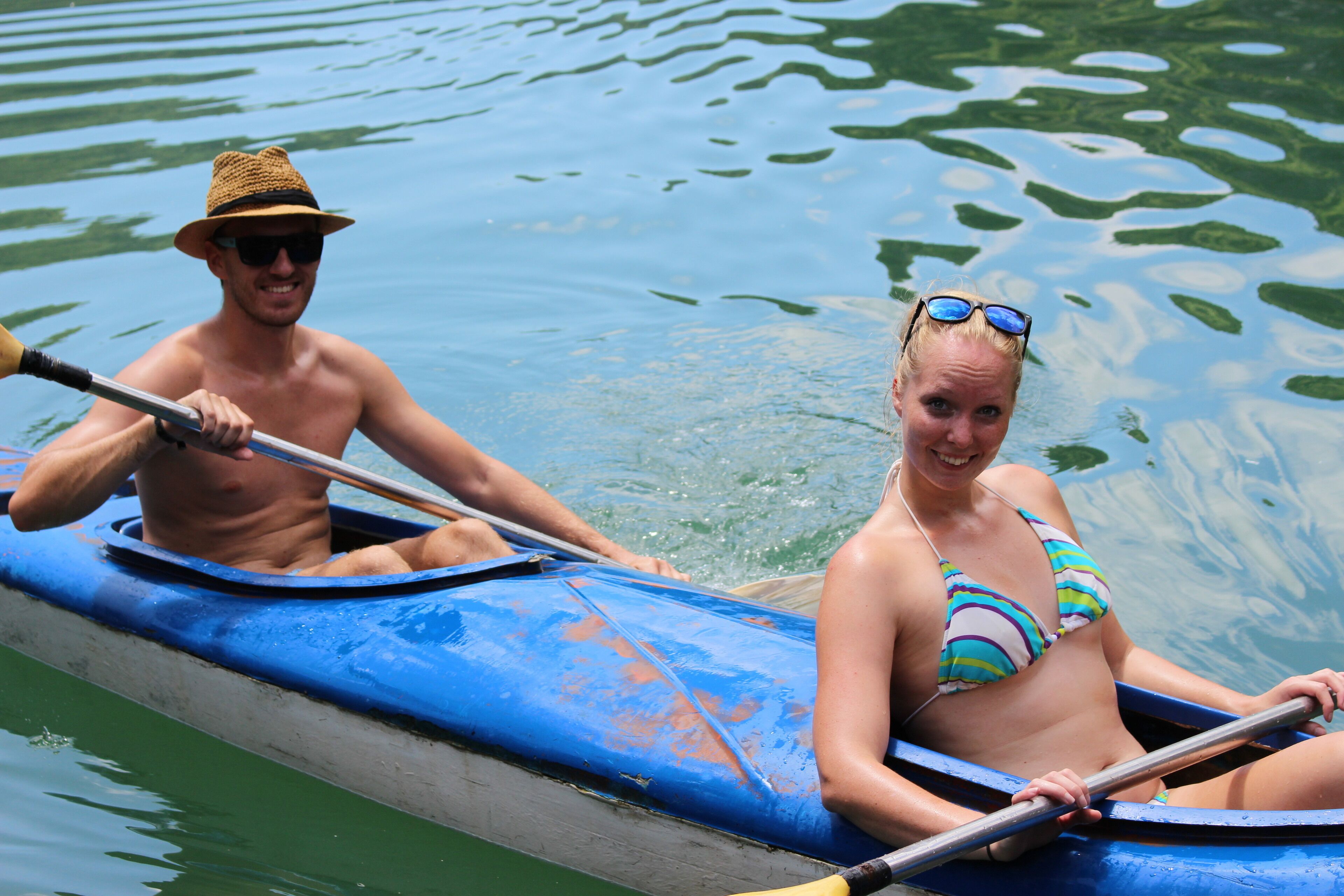 Uma canoa em águas calmas.