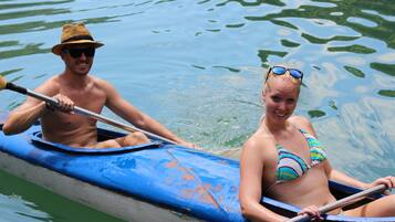 Uma canoa em águas calmas.