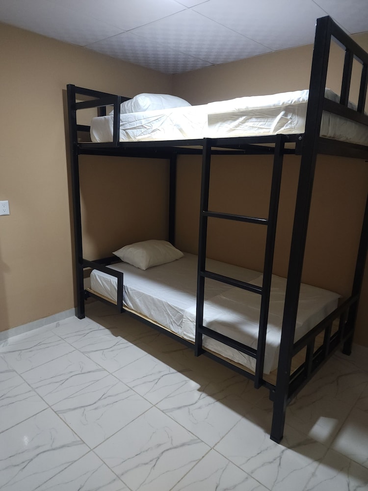 Milo's Hostel And Residences - Santa Ana