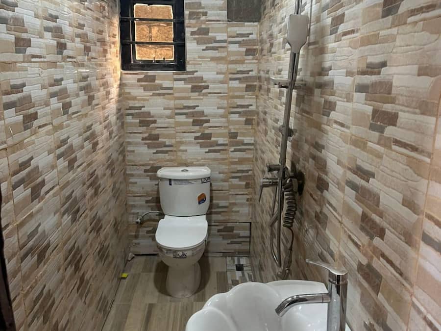 Um polibã, toalhas fornecidas, papel higiénico