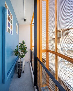 Sunny Standard Room | Com decoração personalizada, com mobília individualizada, secretária 