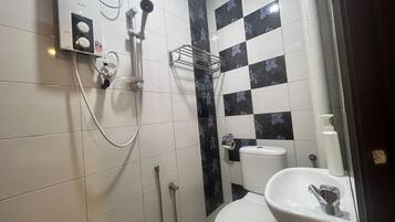 Quarto Twin Deluxe | Casa de banho | Um polibã, um bidé, toalhas fornecidas, papel higiénico