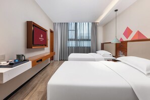 Quarto Twin Standard, serviço de limpeza e arrumação, Vista para a cidade | Secretária adequada para computadores portáteis, quartos insonorizados 