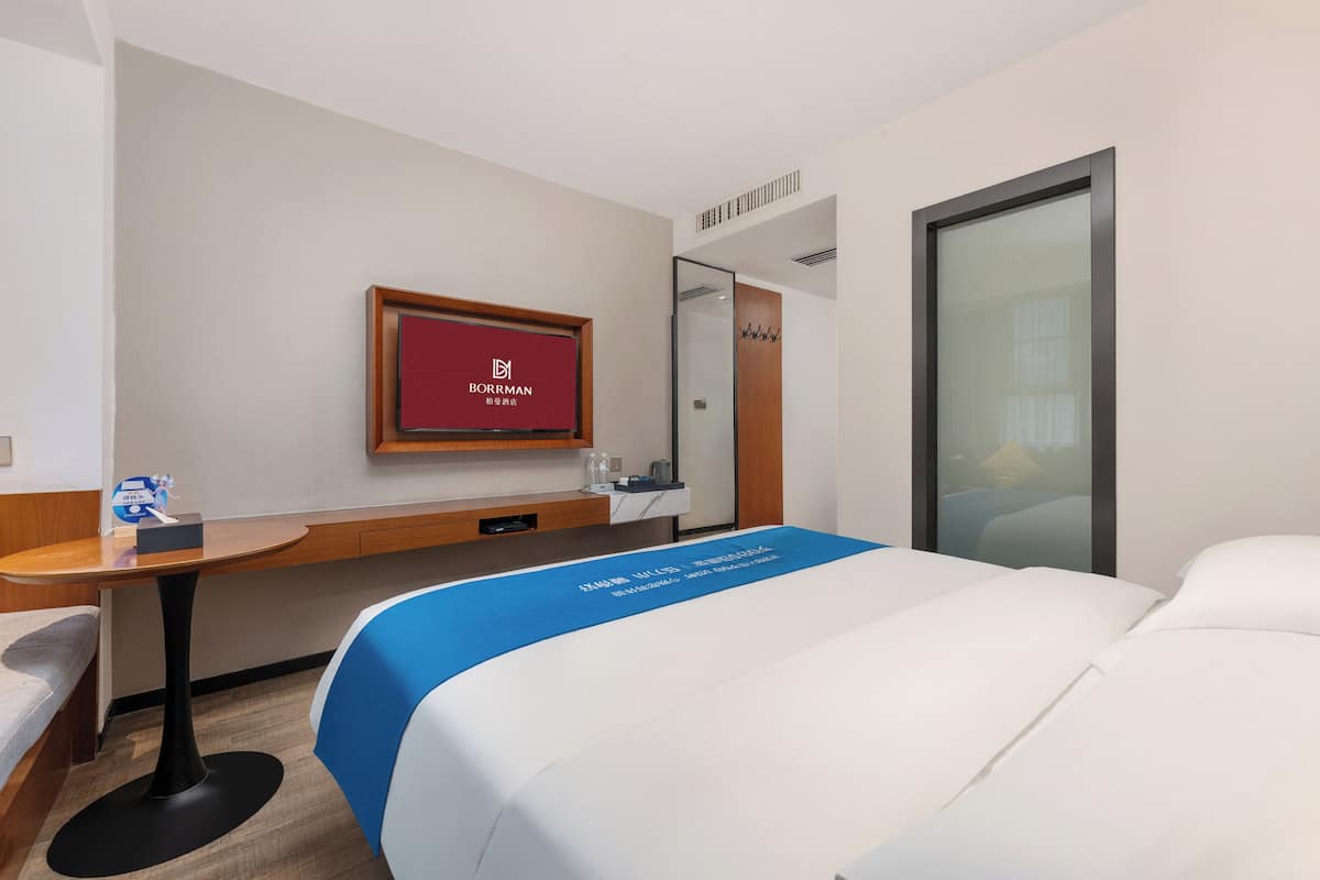 Quarto Duplo Superior, serviço de limpeza e arrumação, Vista para a cidade | Secretária adequada para computadores portáteis, Wi-fi grátis