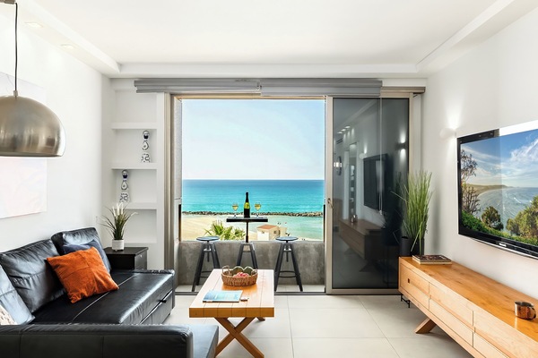 Apartamento, sacada, vista para a praia | Área de estar