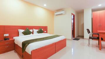 Quarto casal ou duplo superior, vista para a cidade | Escrivaninha, espaço de trabalho para notebook, quartos à prova de som