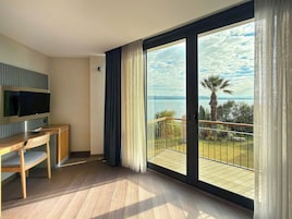 Quarto Sénior, 1 cama king-size, varanda, vista para o mar | Terraço/pátio interior