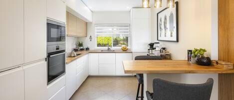 Apartamento, 2 quartos, acesso à piscina | Cozinha privada | Um micro-ondas, uma máquina de lavar louça, uma cafeteira/bule