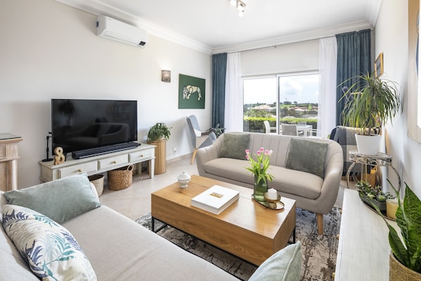 Apartamento, 2 quartos, acesso à piscina | Sala de estar