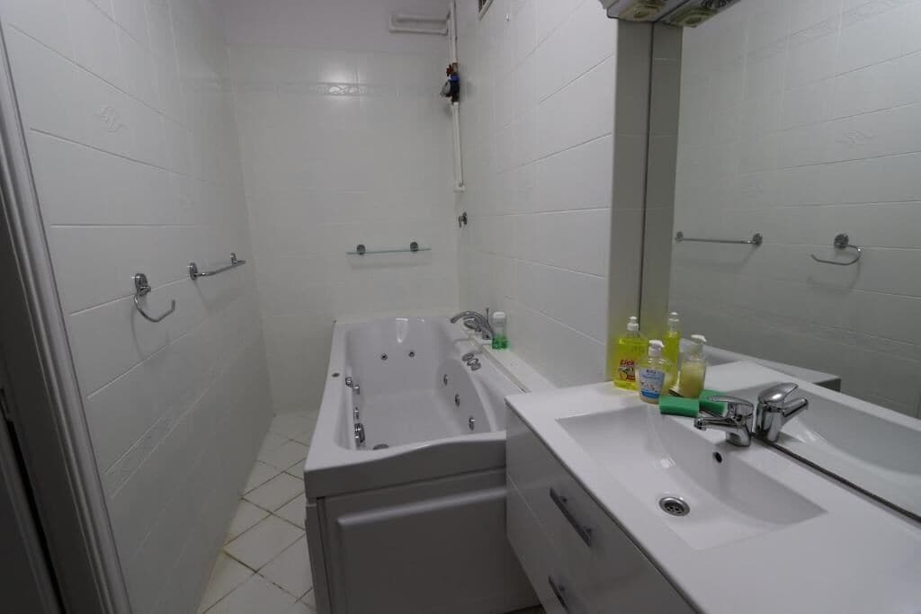 Secador de cabelo, toalhas de banho, sabonete, papel higiênico