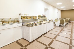 Café da manhã com buffet todos os dias (EUR 10 por pessoa) 