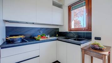 Apartamento Standard, vários quartos (Appartamento Residenza Chiara) | Cozinha privada | Um frigorífico, um micro-ondas, um forno, uma placa de cozinha